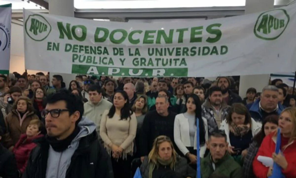 Los no docentes de la UNR realizarán tres días de paro por reclamos ...